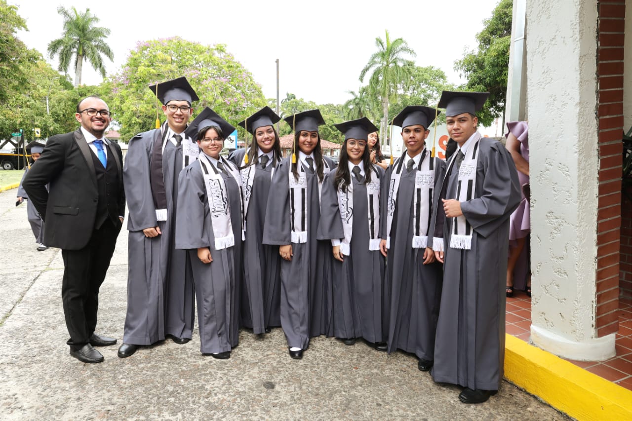 Primera promoción de la Academia Bilingüe Panamá para el Futuro ... Primera promoción de la Academia Bilingüe Panamá para el Futuro ...
